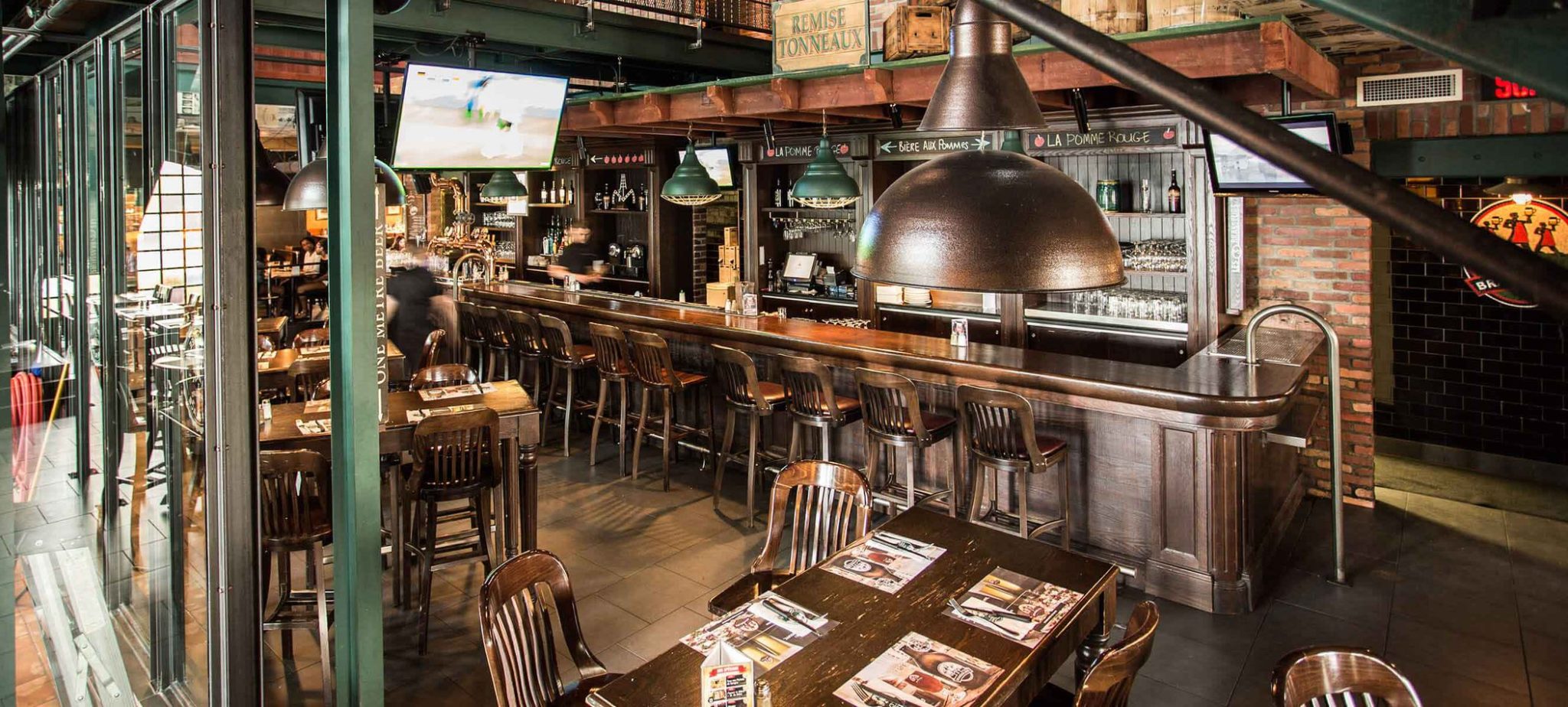 La Brasserie Artisanale Les 3 Brasseurs Dans Le Quartier Grande Allée ...